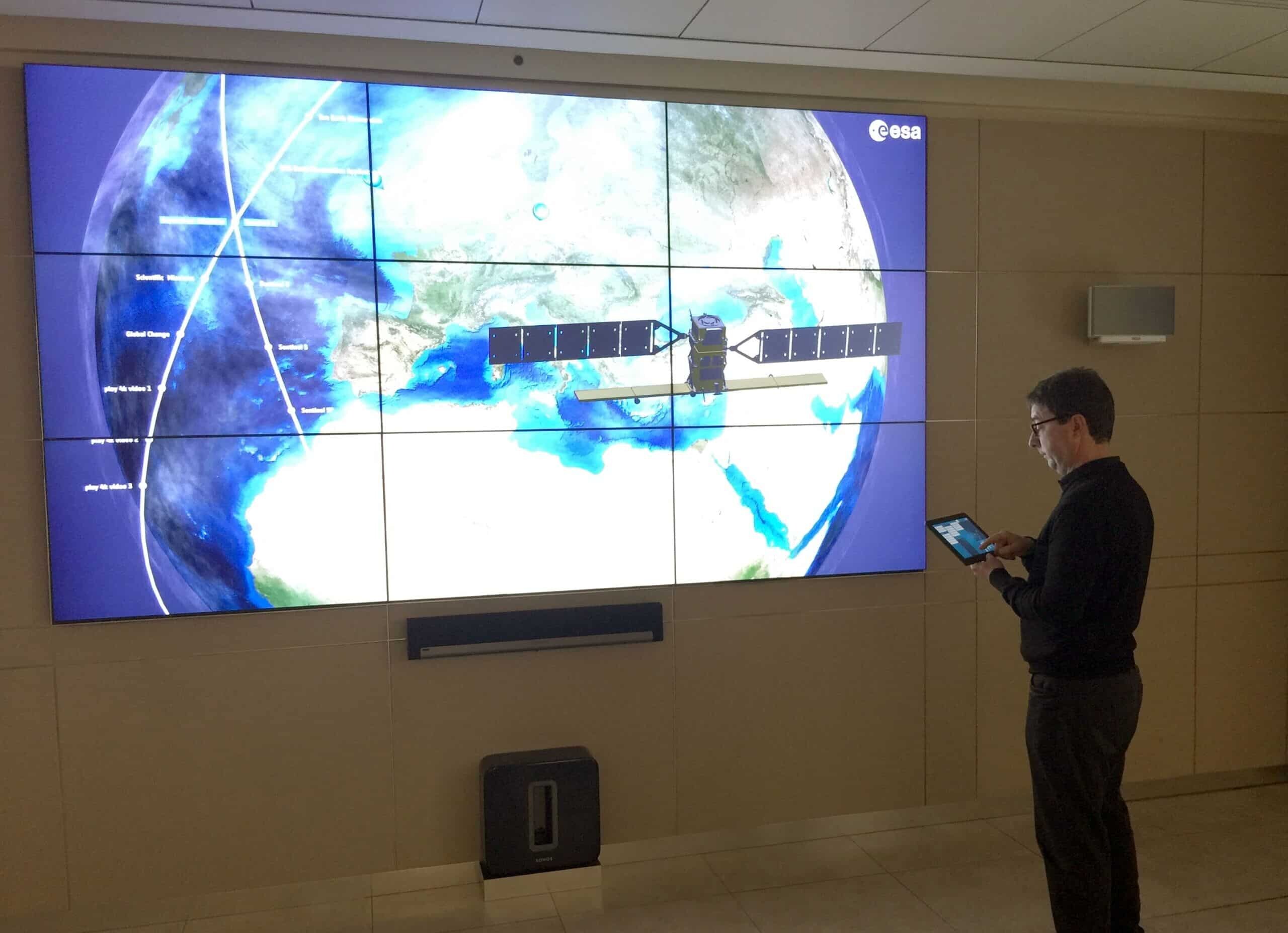 ESA Showroom Hyperwall - interactive Monitor-Wall