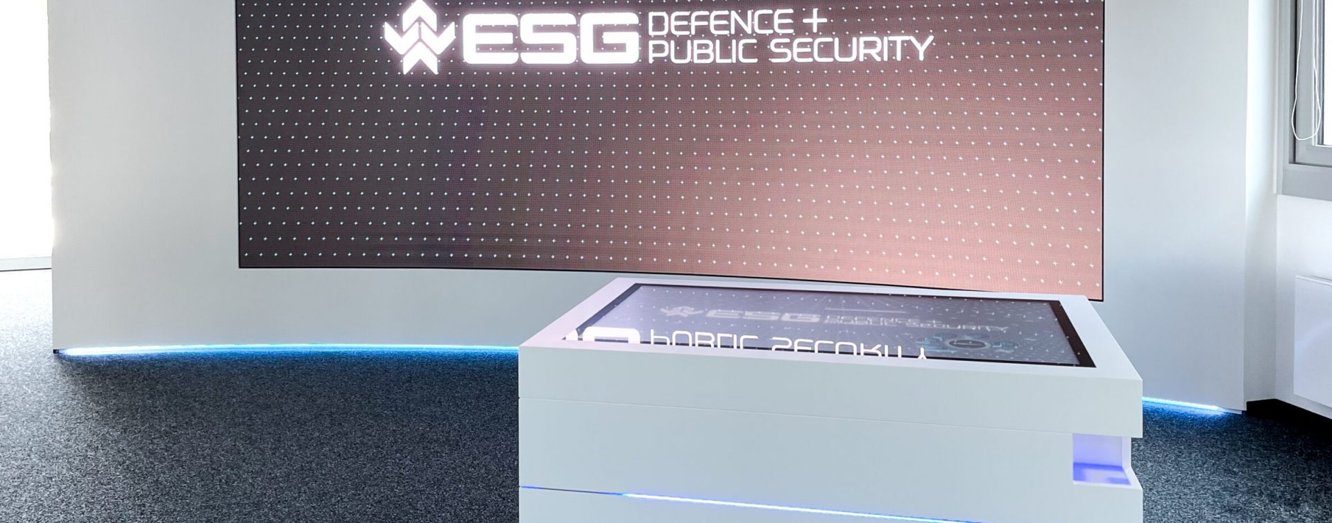 ESG Showroom ️ Multitouch-Scanner-Tisch mit LED-Wall